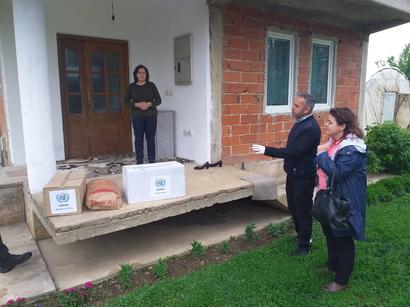 Klokot: Podela paketa albanskoj zajednici povodom Bajrama - Kosovo Online