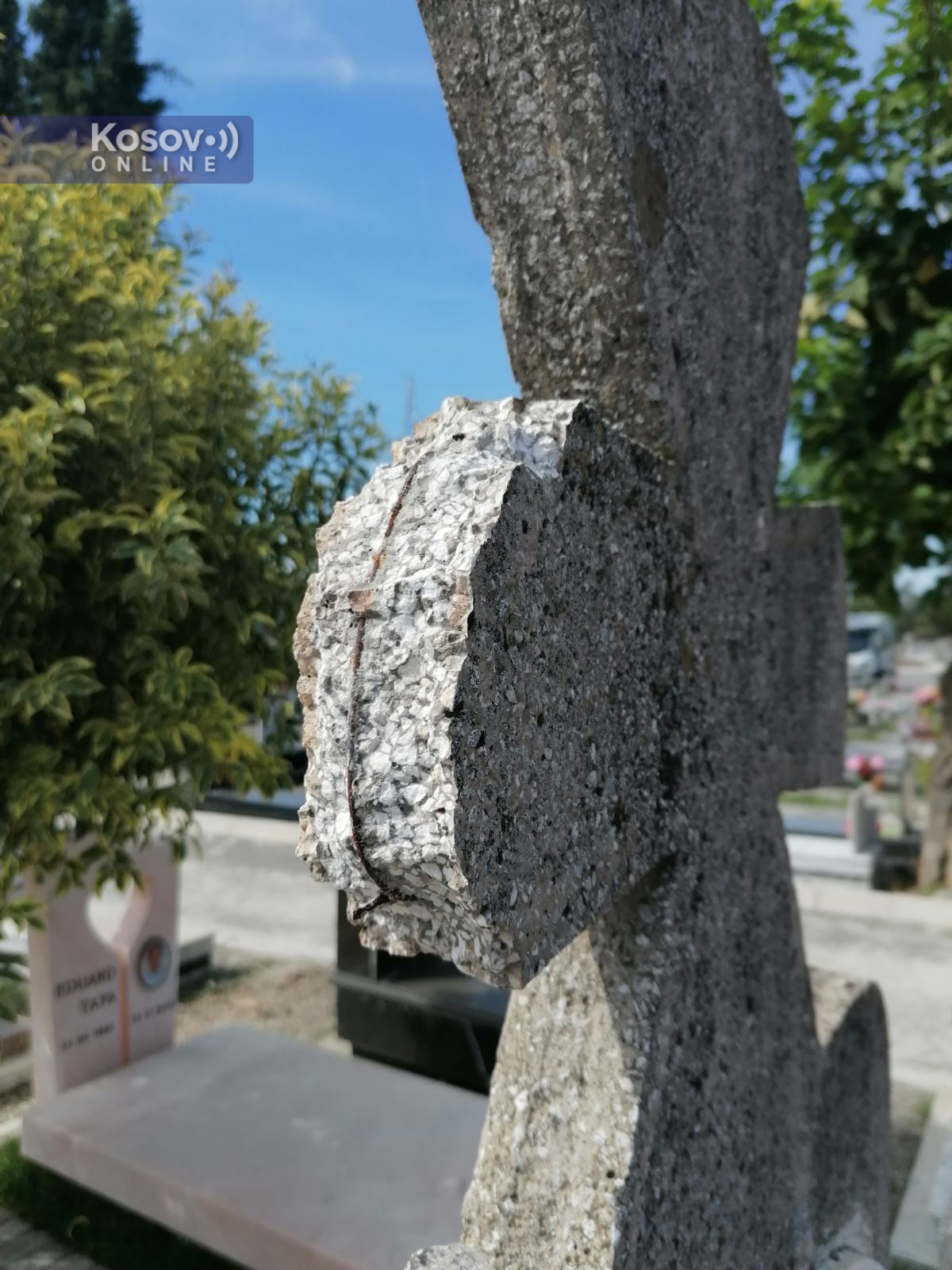 (Foto) Nepoznati vandali oskrnavili spomenik srpskim vojnicima u Tirani ...