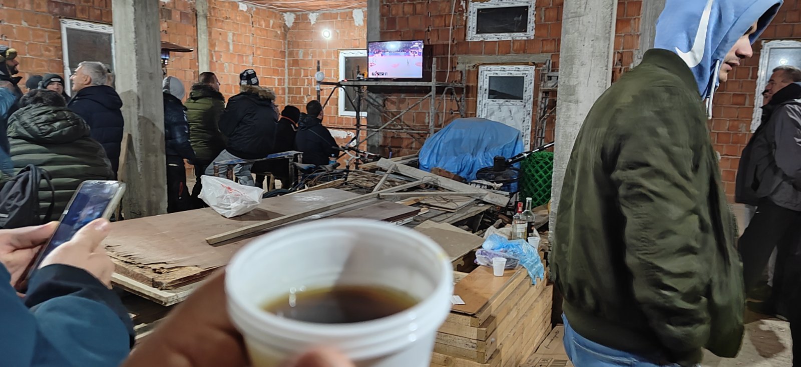 Četvrta noć na barikadama uz prvi sneg i čaj - Kosovo Online