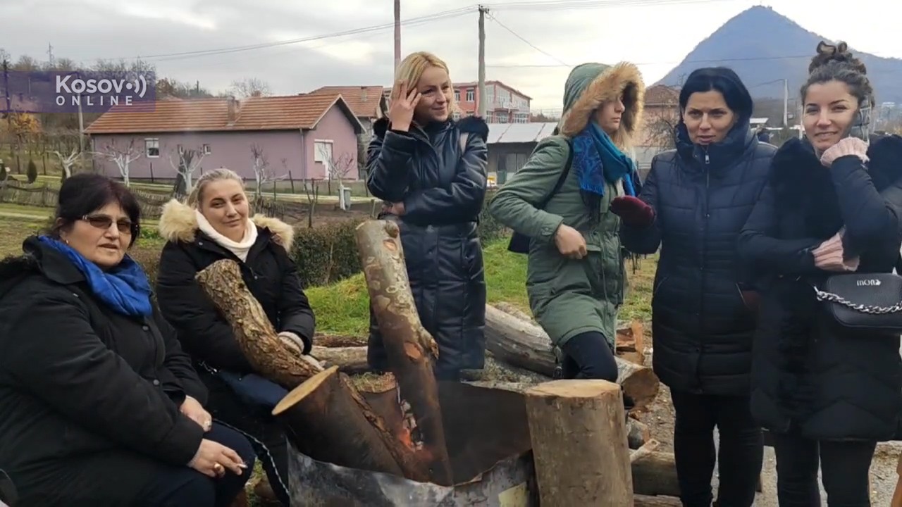 (Foto) Srbi na barikadama na severu četvrti dan, hladno je, iscrpljeni su, ali nema odustajanja ...