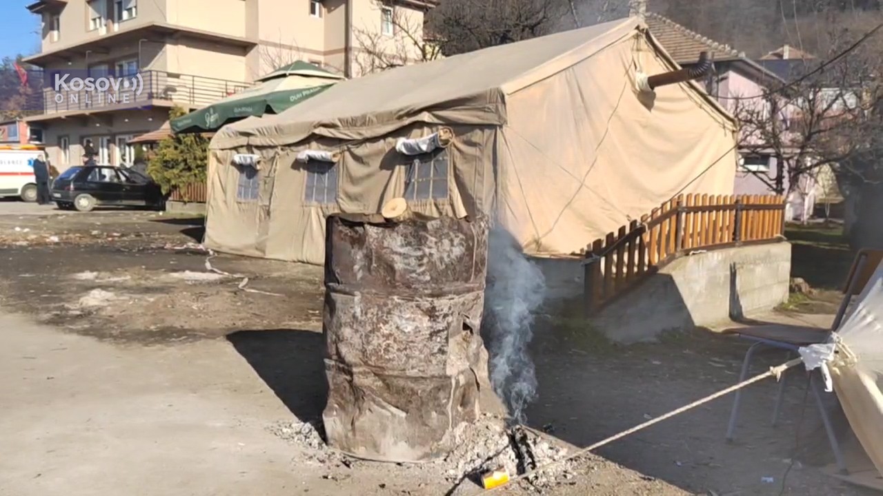 (Foto) Srbi u Rudaru čekaju na uklanjanje barikada - Kosovo Online