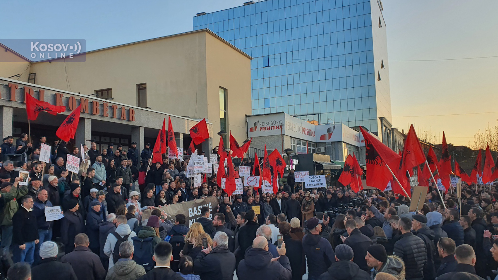 Studenti u Prištini sa zastavama Albanije demonstrirali protiv ...