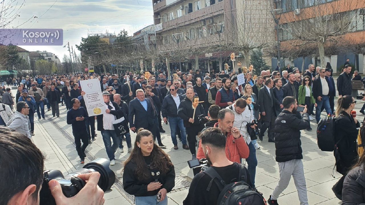 At the protest against Kurti and the CSM, smoke bombs were thrown in ...