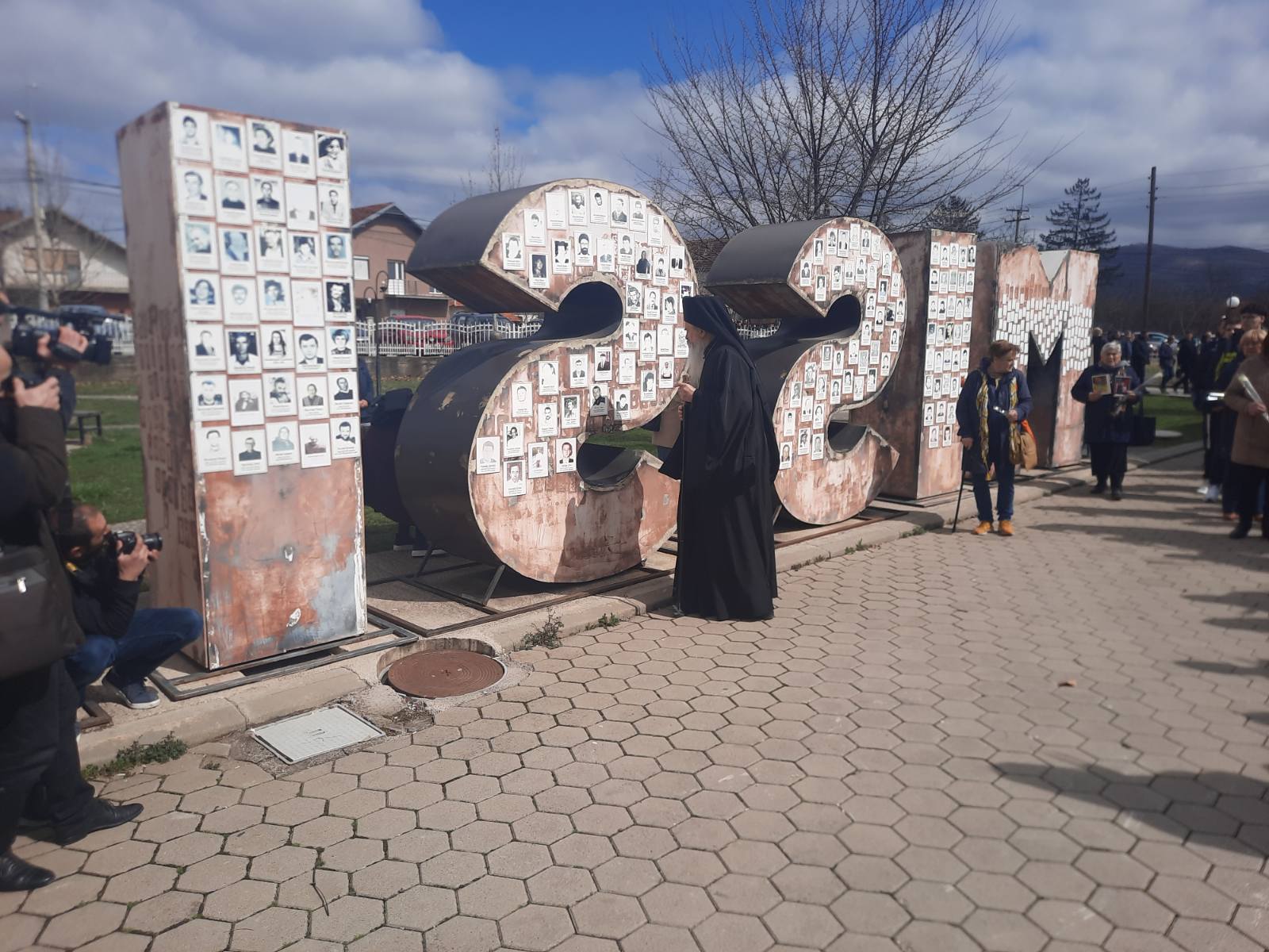 (Foto) Sećanje na stradale u pogromu, u manastiru Gračanica vladika ...