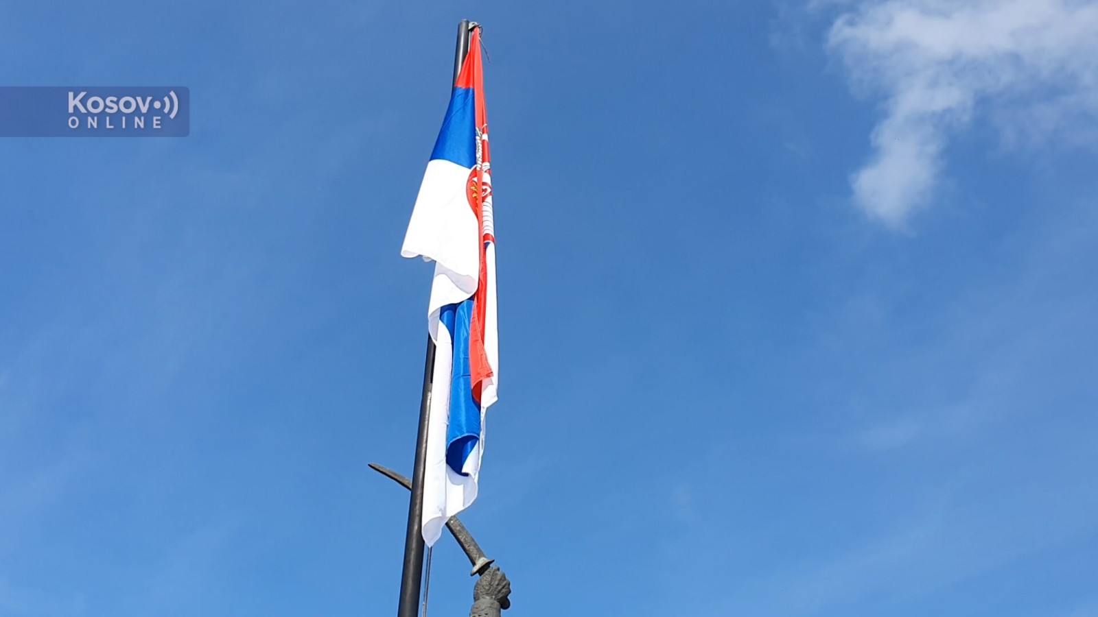 U Gračanici postavljena nova zastava Srbije - Kosovo Online