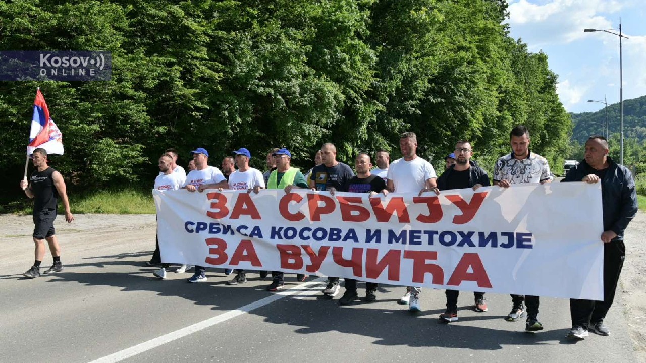 Petković i Radoičić kod Ljiga sa grupom momaka iz Leposavića i Severne MItrovice - Kosovo Online