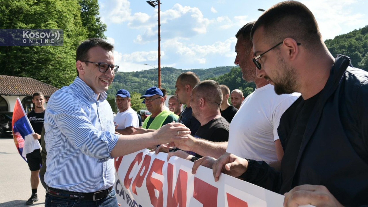 Petković i Radoičić kod Ljiga sa grupom momaka iz Leposavića i Severne MItrovice - Kosovo Online