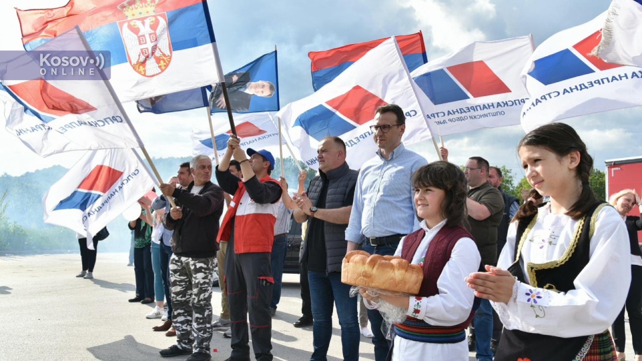 Petković i Radoičić kod Ljiga sa grupom momaka iz Leposavića i Severne MItrovice - Kosovo Online