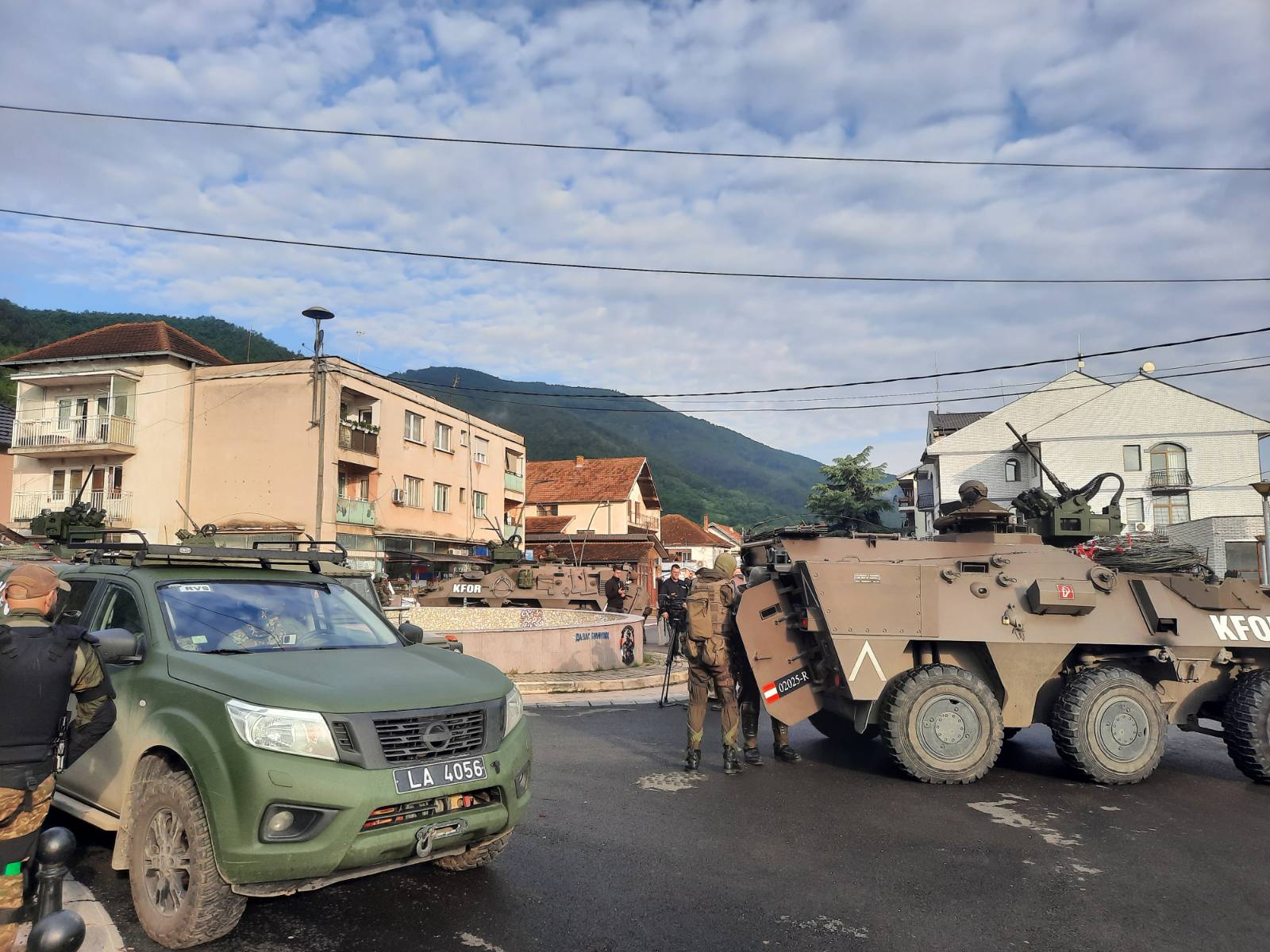 Jake snage Kfora u Zubinom Potoku i Leposaviću oko opštinskih zgrada ...