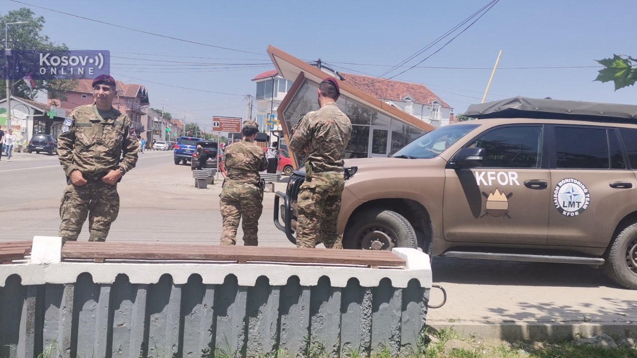 Radnici opštine Zvečan i danas ispred zgrade, prisutan i Kfor - Kosovo Online