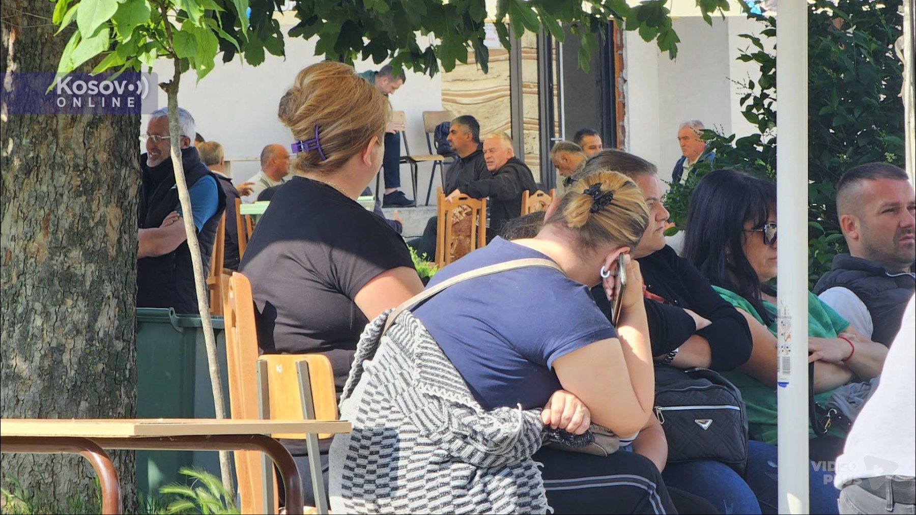 Leposavić: Mirno jutro, Srbi ne odustaju od svojih zahteva i sede ispred zgrade opštine - Kosovo ...