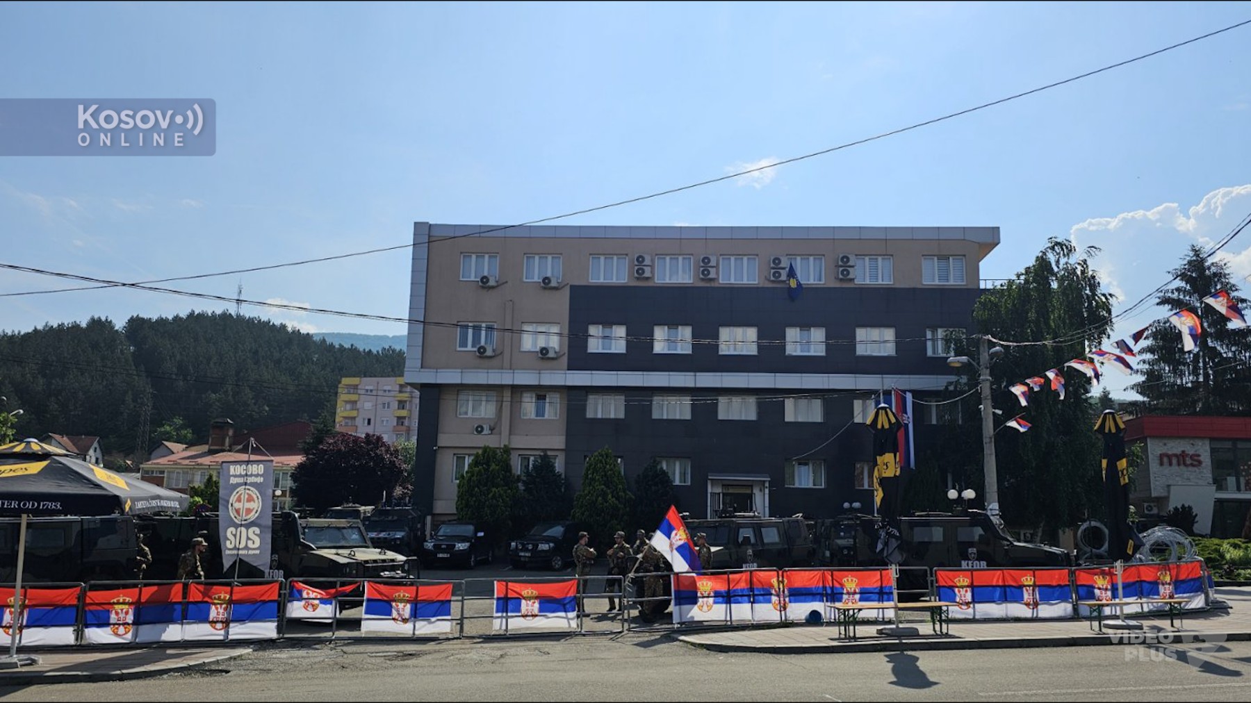 Leposavić: Mirno jutro, Srbi ne odustaju od svojih zahteva i sede ispred zgrade opštine - Kosovo ...