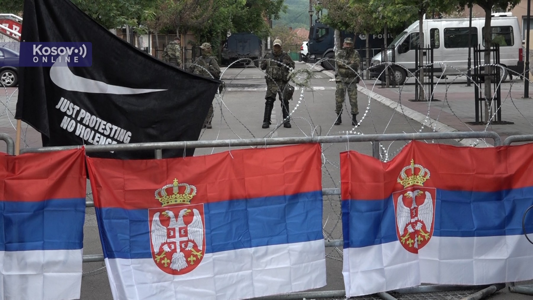 Radnici opštine Zvečan i danas ispred zgrade, prisutan i Kfor - Kosovo ...