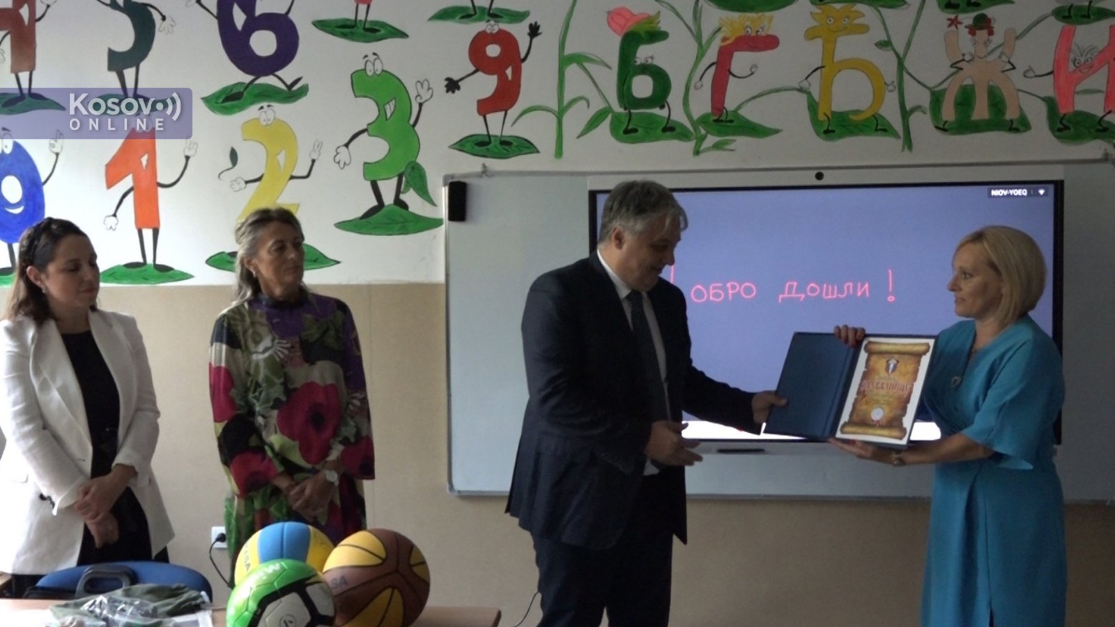 Direktor "Telekoma" Vladimir Lučić osnovcima u Leposaviću uručio ...