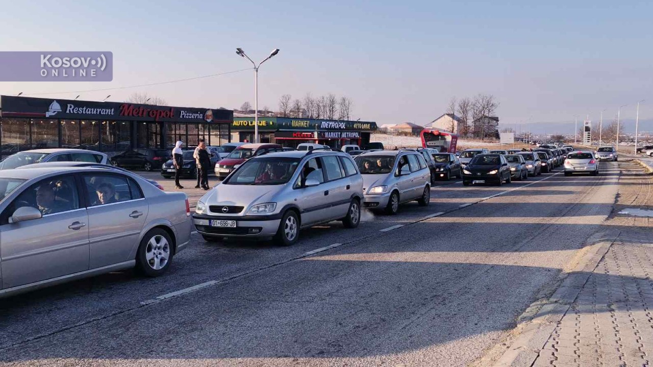 (Foto) Na administrativnom prelazu Merdare sa kosovske strane formirana ...