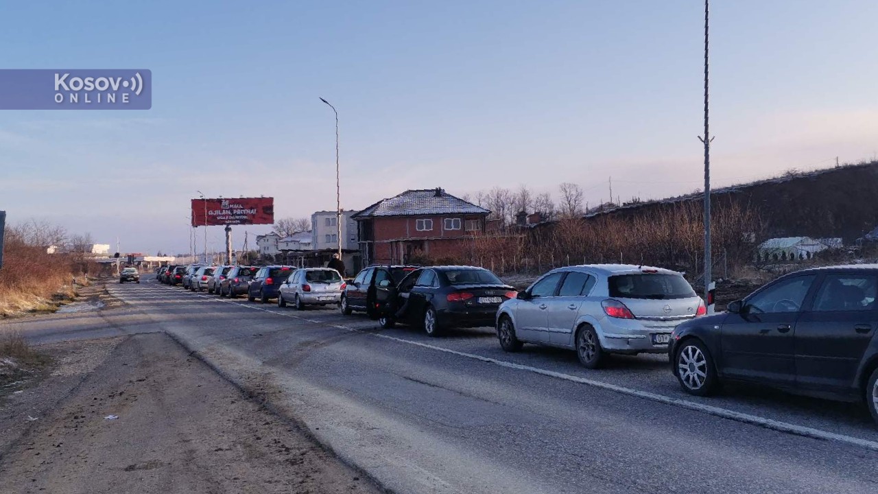 (Foto) Na administrativnom prelazu Merdare sa kosovske strane formirana ...