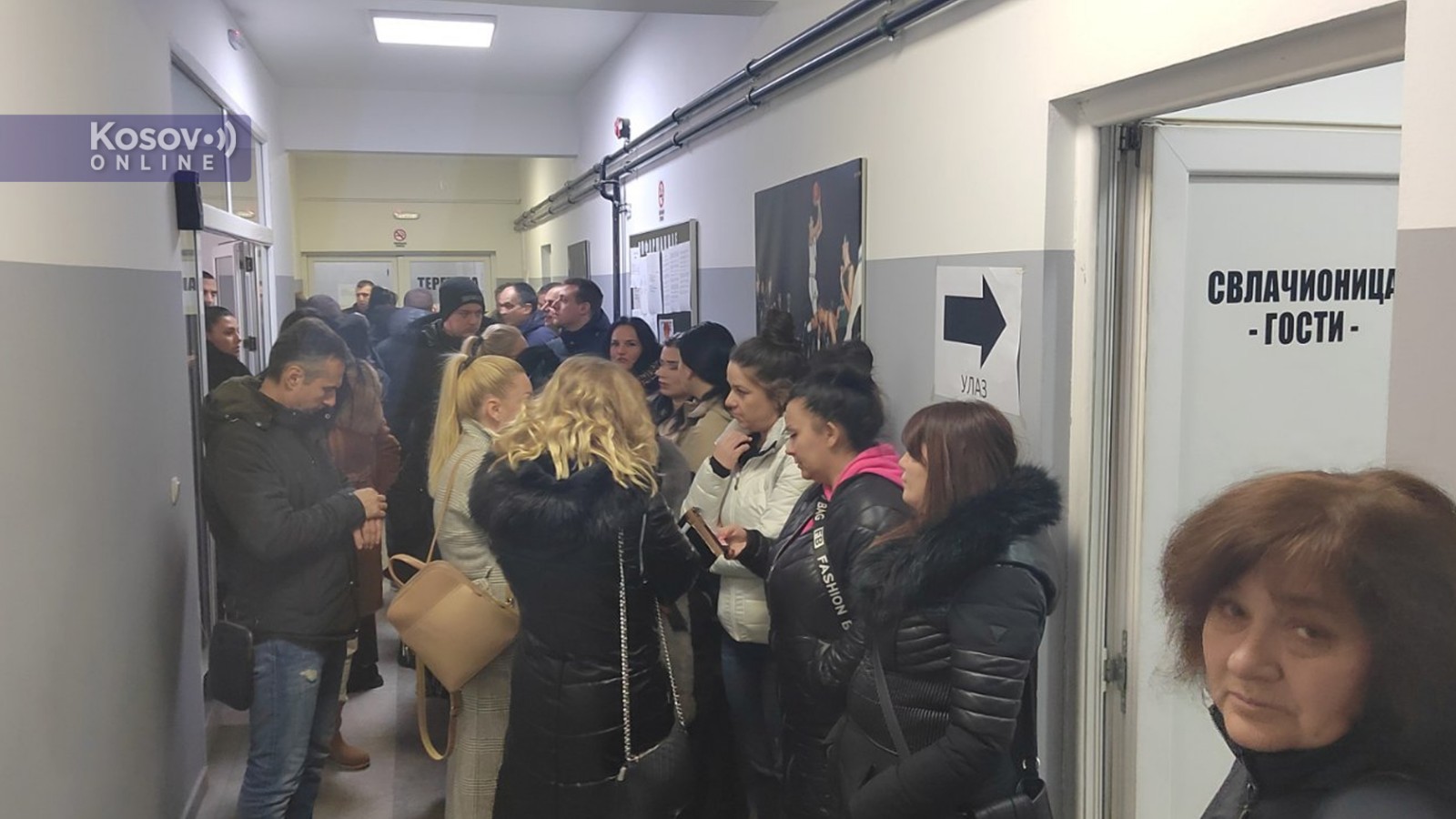 Više stotina građana čeka red da potpiše peticiju za smenu ...