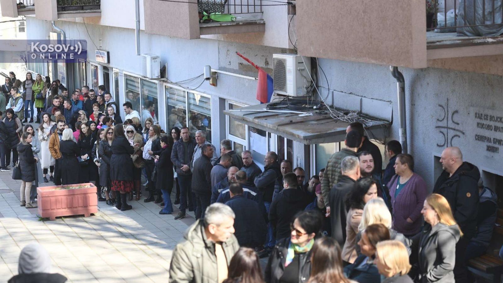 Citizens of Zvecan in front of the Postal Savings Bank: Europe wake up ...