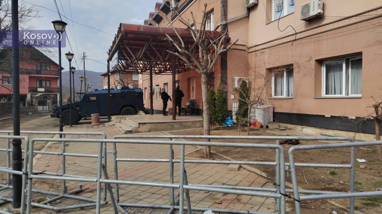 KFOR has withdrawn from the building of the Municipality of Zvecan: We ...