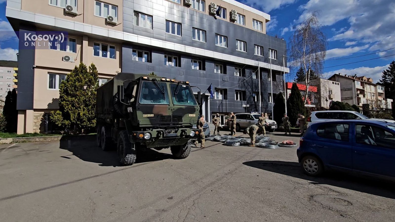 Ispred zgrade opštine Leposavić Kfor uklonio svu bodljikavu žicu - Kosovo Online