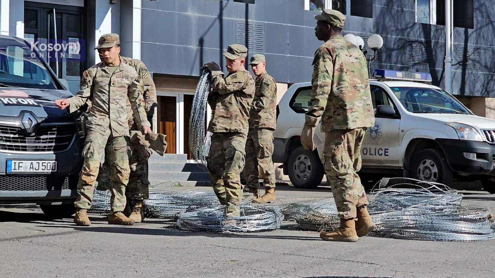 Ispred zgrade opštine Leposavić Kfor uklonio svu bodljikavu žicu - Kosovo Online