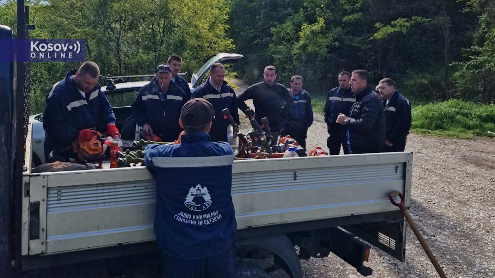 Ekipe JKSP "Zvečan" nastavljaju sa uređivanjem zelenih površina ...