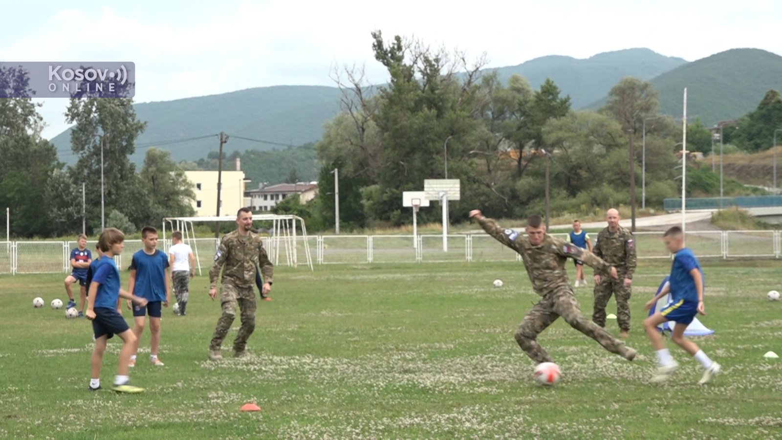 Slovenački vojnici Kfora uručili sportsku opremu klubu "Kosmet" iz ...