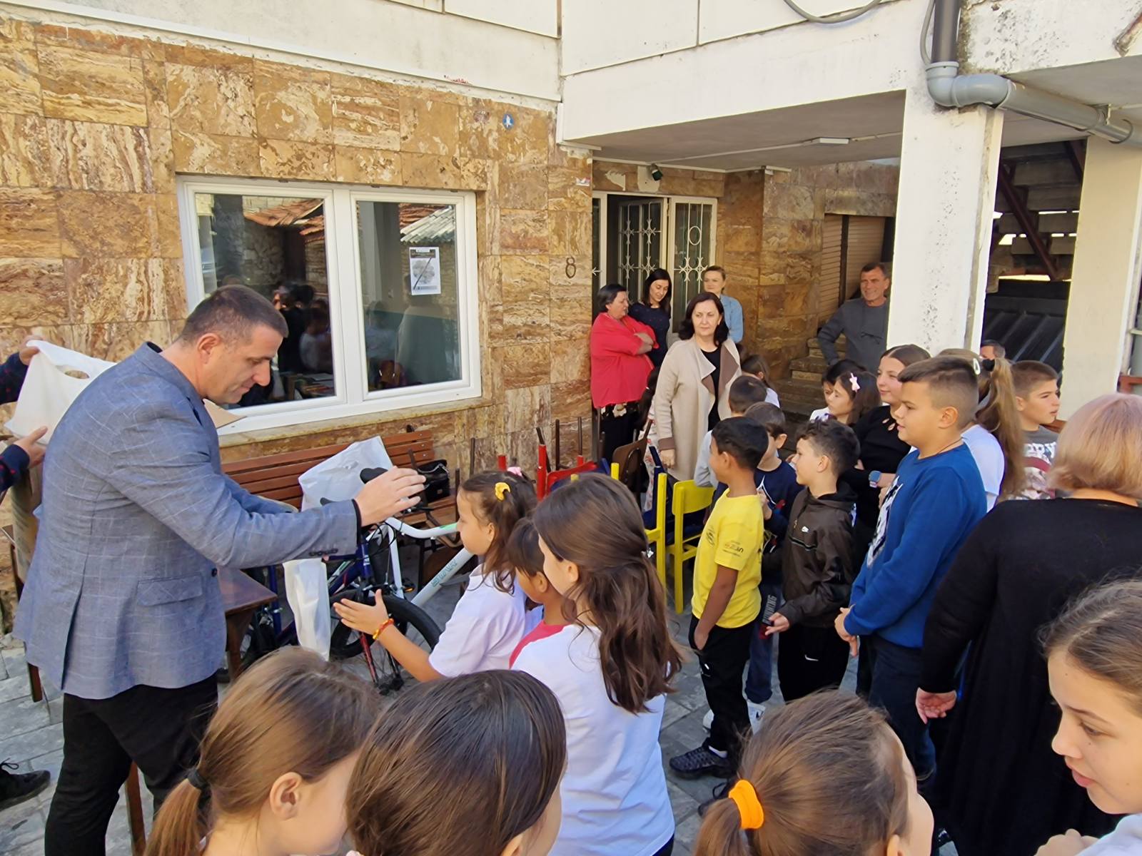 JKSP "Zvečan" donirao školi u Orahovcu najpotrebnije stvari - Kosovo Online