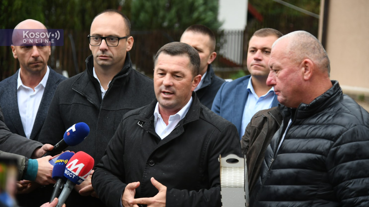 (Foto) Predstavnici Srpske liste posetili dve porodice u Lešku, jednoj ...