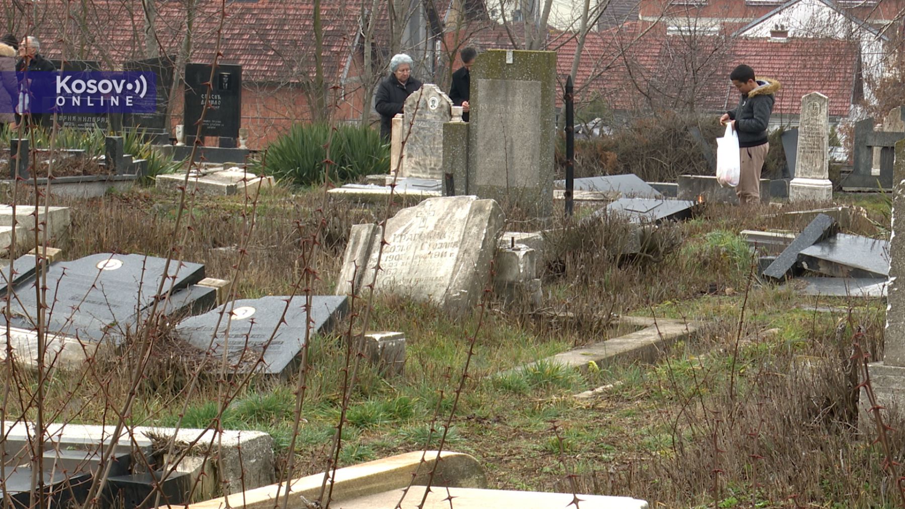 Zimske zadušnice u Južnoj Mitrovici: Porušeni spomenici, slika koja se ...