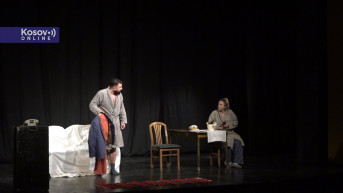 Publika u Leposaviću uživala u pozorišnoj komediji „Večeras smo sami“ - Kosovo Online