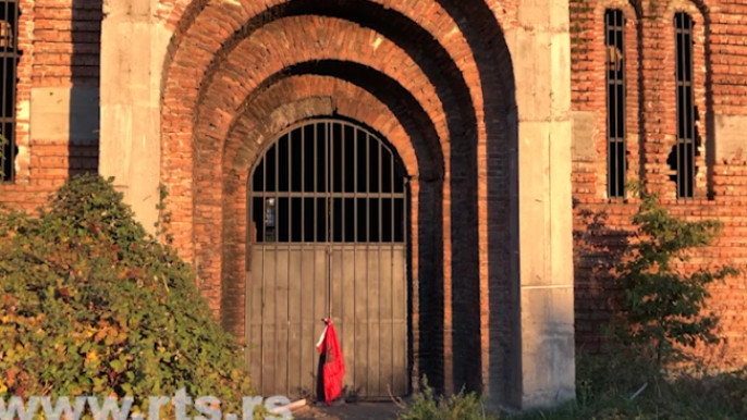 Zastava Albanije na vratima Hrama Hrista Spasa u Prištini - Kosovo Online