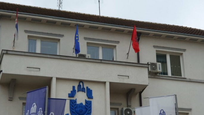 Zastave Albanije na zgradi opštine Bujanovac i sedištu Nacionalnog ...