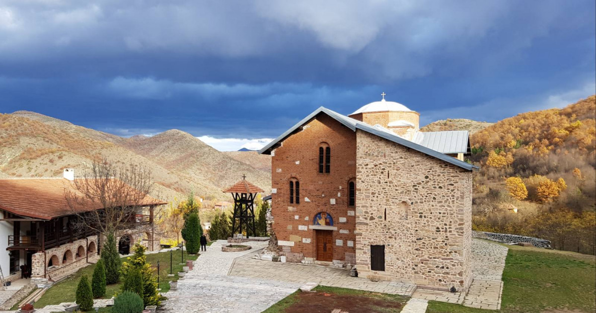U manastiru Banjska pedesetak turista iz Novog Sada, među njima i dva ...