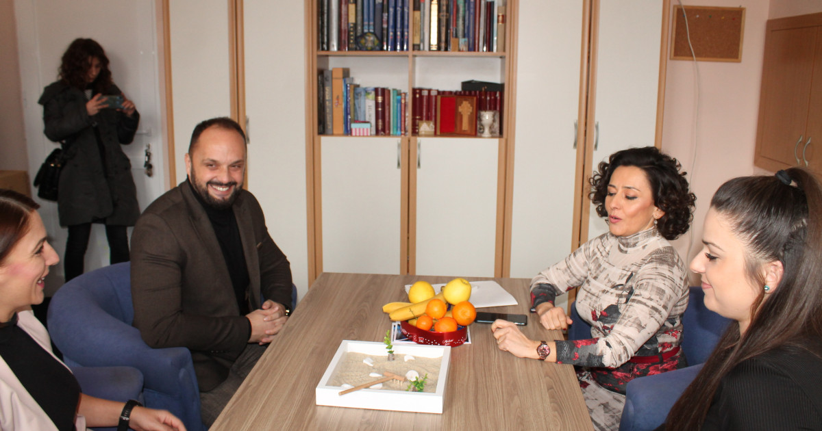 Vredni pokloni Gimnaziji od predstavnika Opštine Severna Mitrovica ...