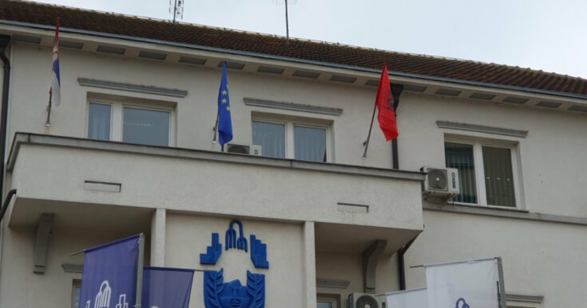 Zastave Albanije na zgradi opštine Bujanovac i sedištu Nacionalnog ...