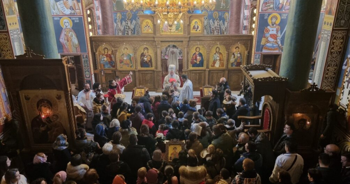 Vladika Teodosije služio Svetu Liturgiju u Sevrenoj Mitrovici: Bez ...