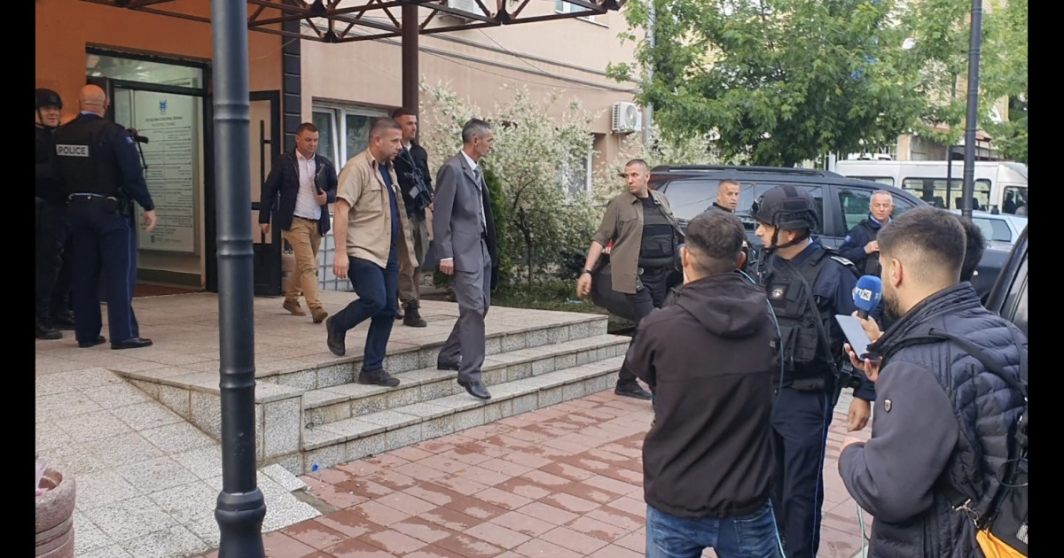 Zvečan: Peci u pratnji policije napustio zgradu opštine, situacija mirna, ali napeta - Kosovo Online