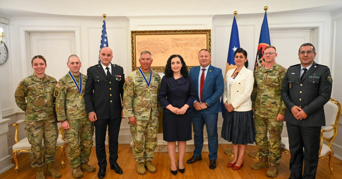 Osmani odlikovala američke vojnike Kfora - Kosovo Online