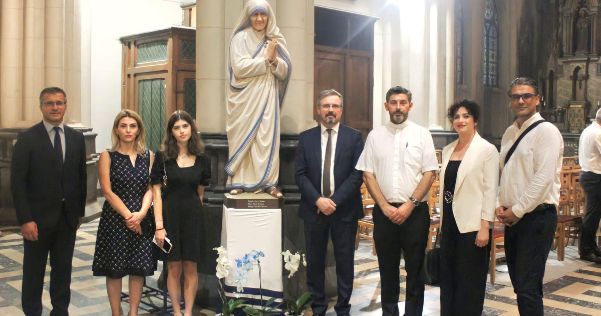 Bajrami: U crkvi Notr Dam de Laken u Briselu izložena statua Majke ...