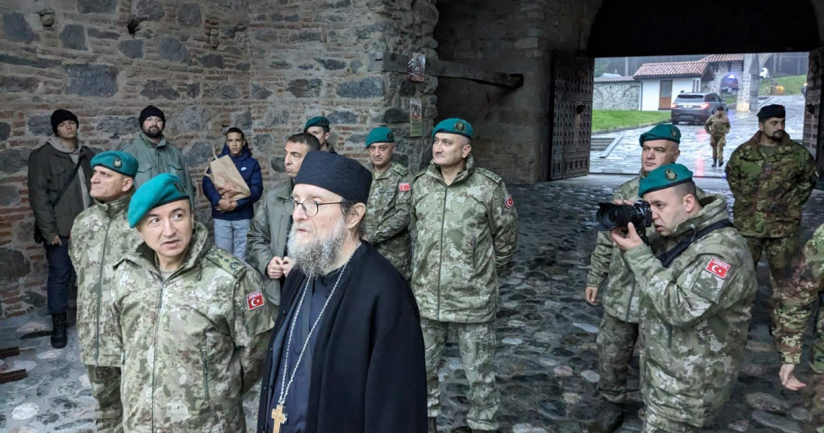 Iguman Sava Janjić ugostio u Visokim Dečanima komandanta Kfora Ozkana ...