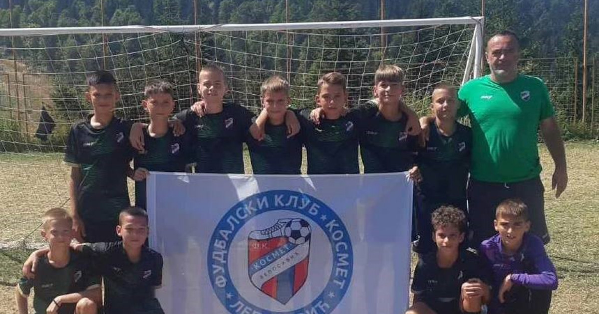 Dečaci iz FK Kosmet iz Leposavića gosti na utakmici između Zvezde i ...