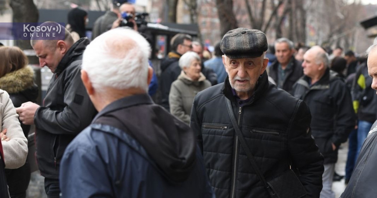 (Video) Penzioneri u Severnoj Mitrovici ne mogu da podignu penzije ...