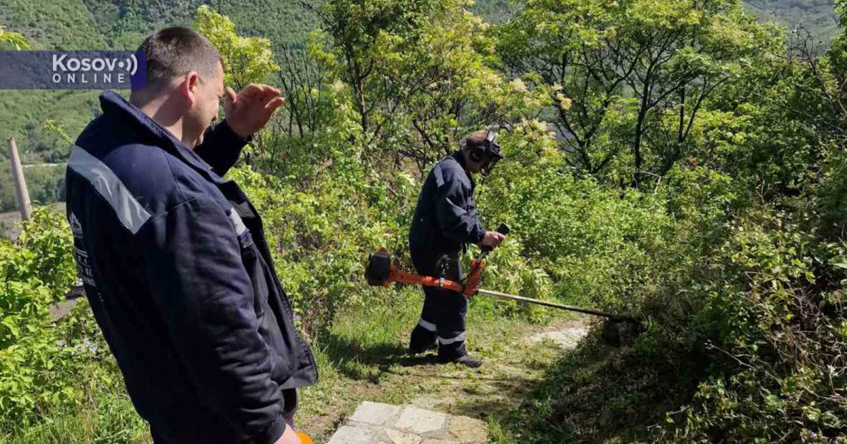 Ekipe JKSP "Zvečan" nastavljaju sa uređivanjem zelenih površina ...