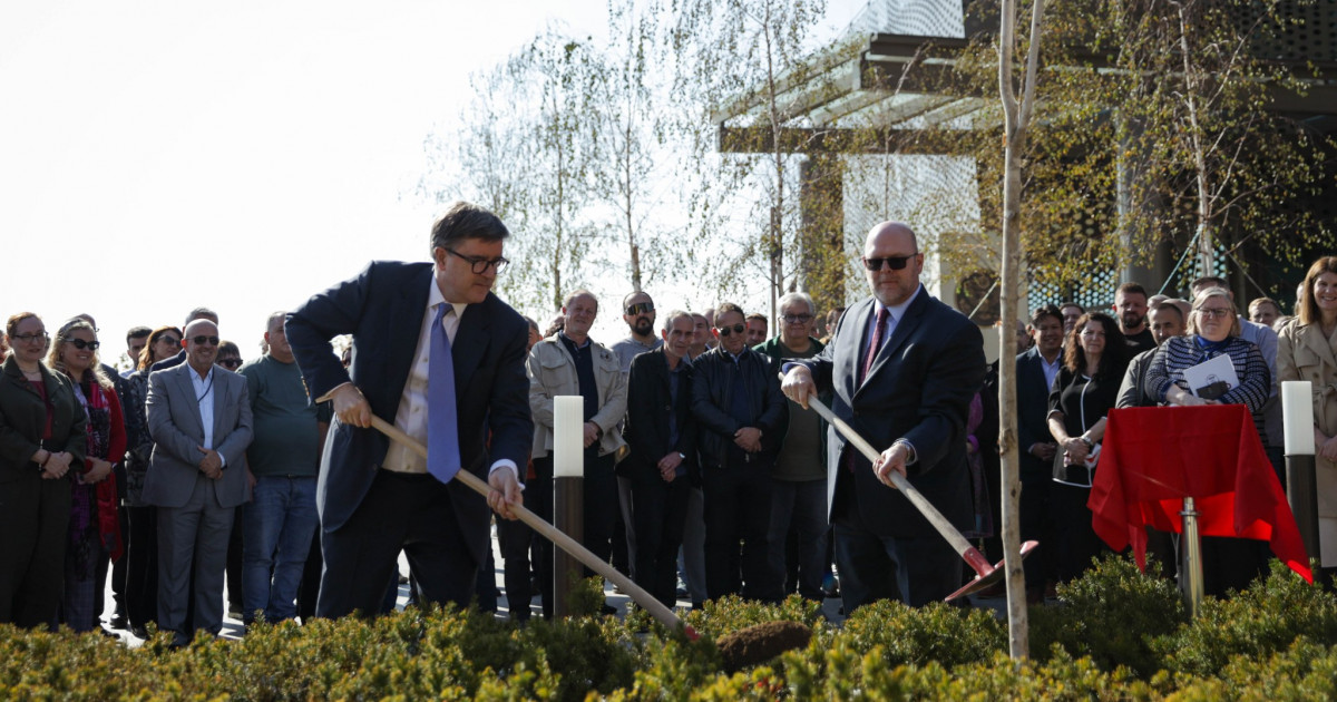 O'Brajan zasadio drvo ispred američke ambasade u Prištini u znak ...