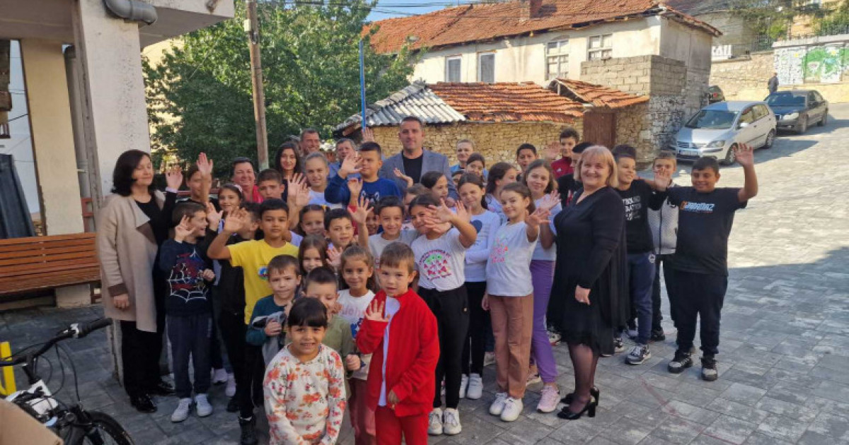 (Foto) JKSP "Zvečan" donirao školi u Orahovcu najpotrebnije stvari ...