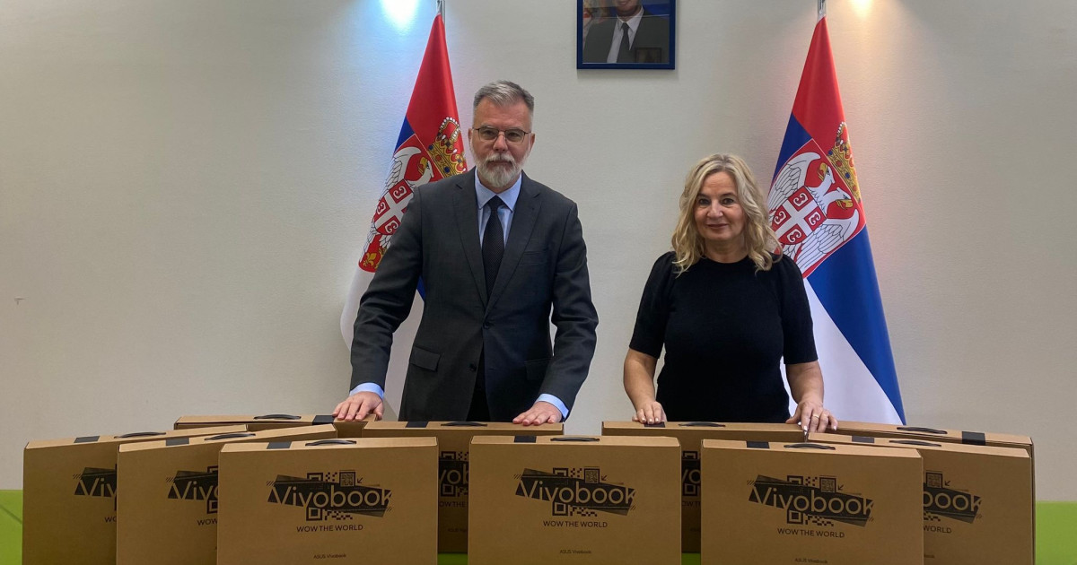 Ristić uručio laptopove "Jedinstvu": Za očuvanje srpskog identiteta na ...