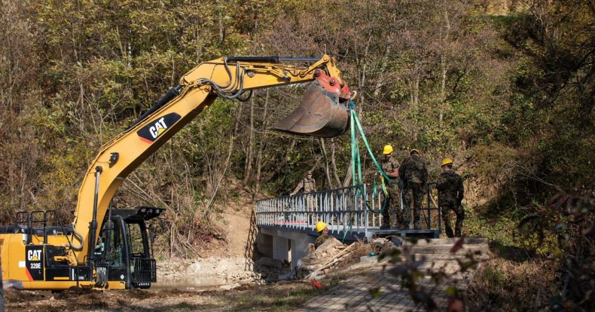 Vojnici Kfora postavili most u Zubinom Potoku, deca lakše stižu do ...