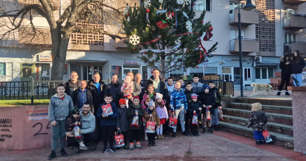 (Video) Radnici JKSP „Zvečan“ sa mališanima okitili jelku: Dečiji osmeh ...