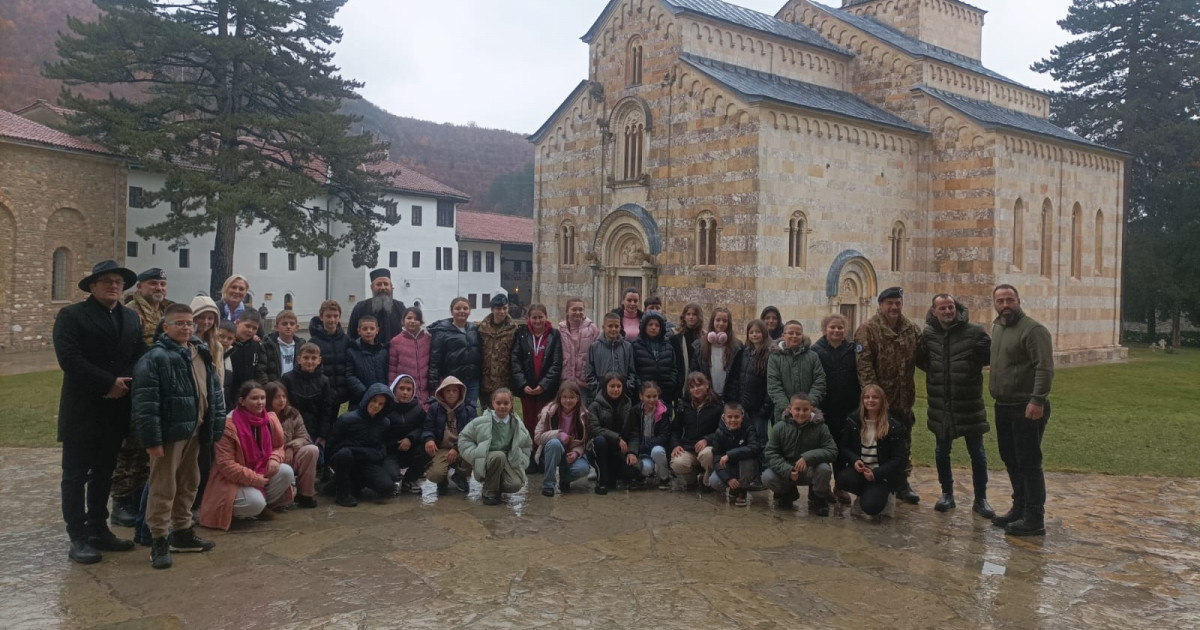 Manastir Visoki Dečani posetili albanski učenici i poklonili dve slike ...